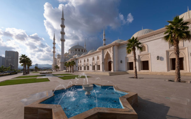 A guide to Sheikh Zayed Mosque in Fujairah - MyBayut